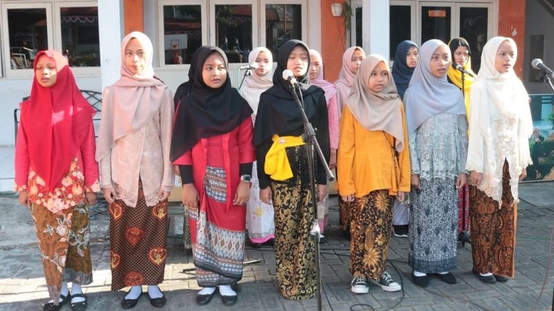 Kenakan Kebaya, Paduan Suara Spemdalas Warnai Upacara Bendera HUT Ke-80 ...