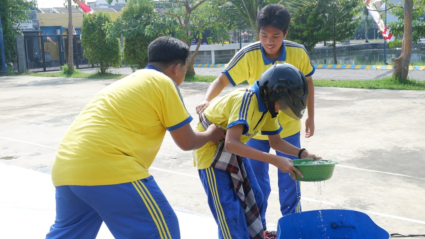 Dari Sundul Balon hingga Makan Kerupuk Warnai Lomba Agustusan Smamio ...