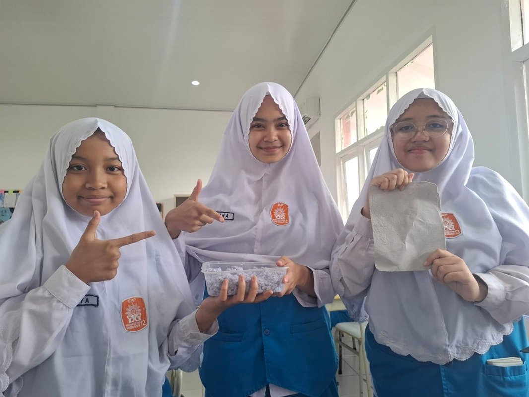 Kreatif dan Peduli: Siswa Spemdalas Olah Sampah Kertas Jadi Karya ...