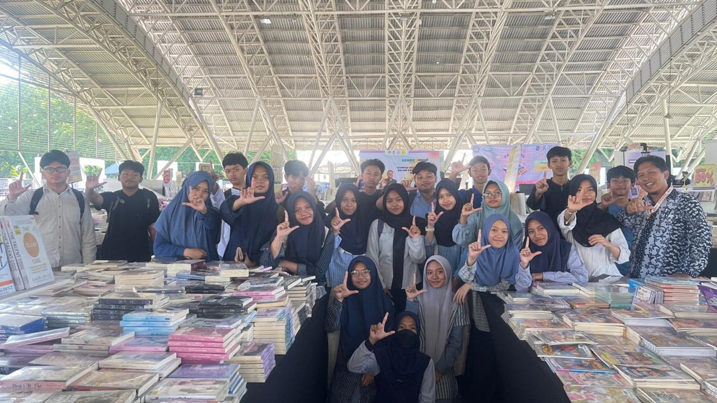 Menjelajah Dunia Buku dan Ide: Siswa Spemdalas Serbu Pameran OOTB ...